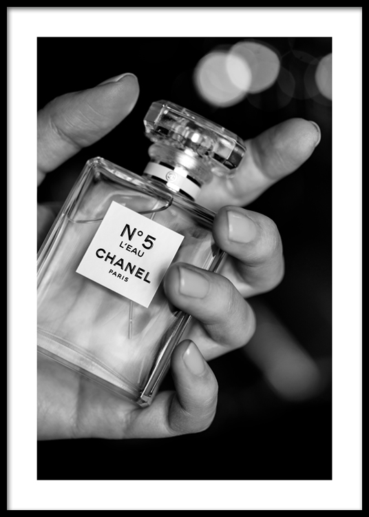 Carry Chanel No5 Poster - Chanel parfum - Desenio.nl